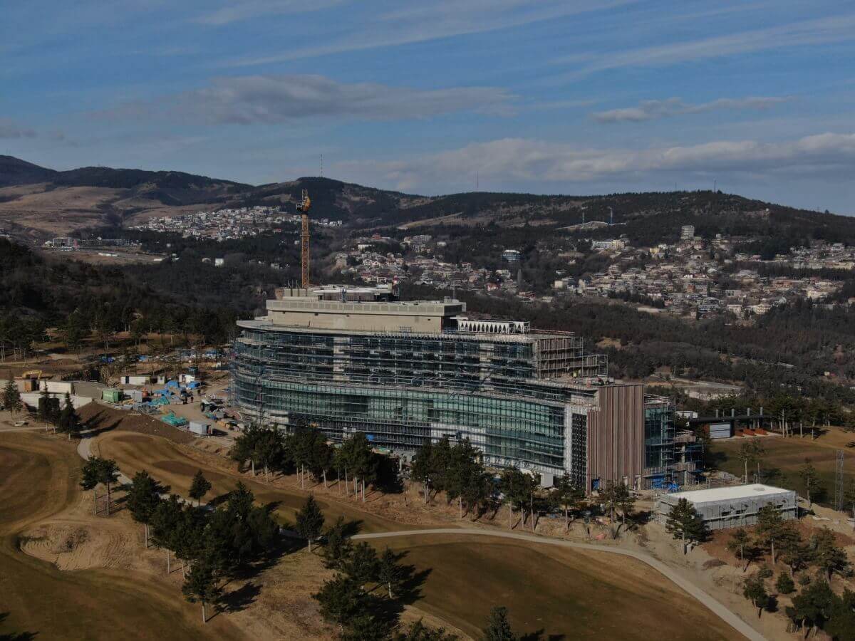 ფოტოფაქტი-გმირთა მოედანზე მერიის წარმომადგენლები ქუჩის მხატვრების ...